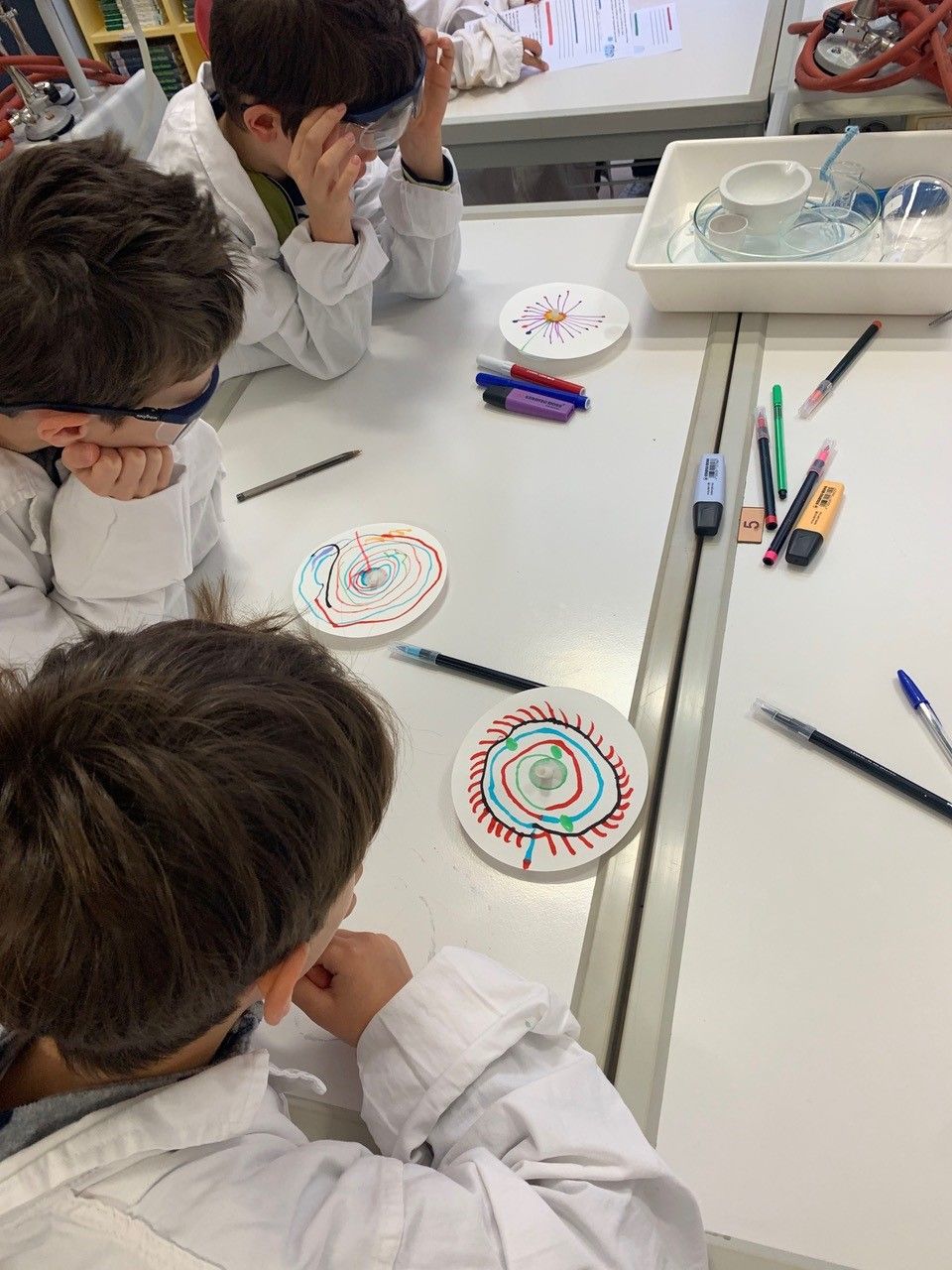 Kinderlachen hallt aus dem Labor | Klassisches, Sprachen- und ...